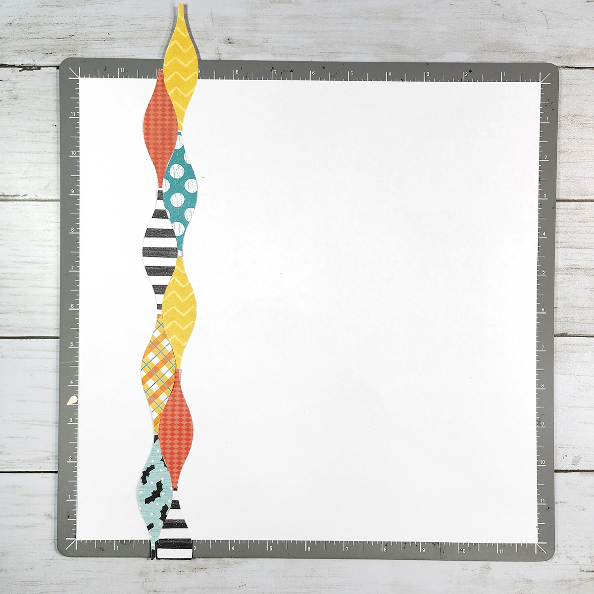 Scrapbook Live: Deco Trimmer Wavy Patchwork Border